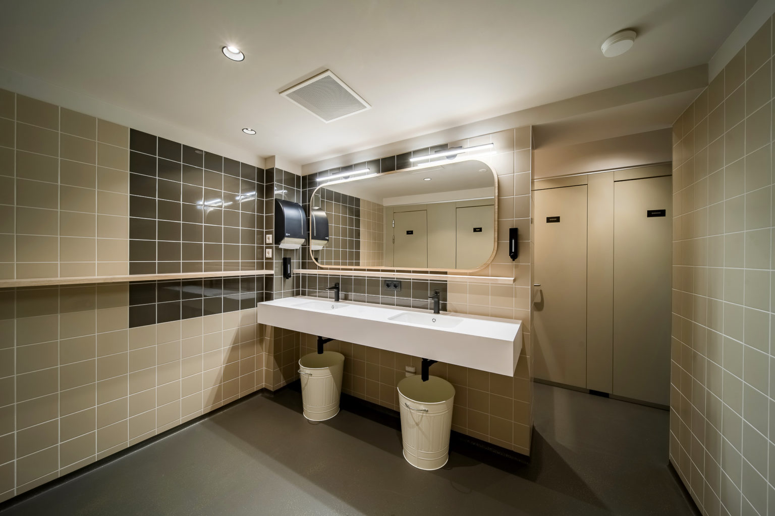 The Bee Hostel - Your Home Away From Home